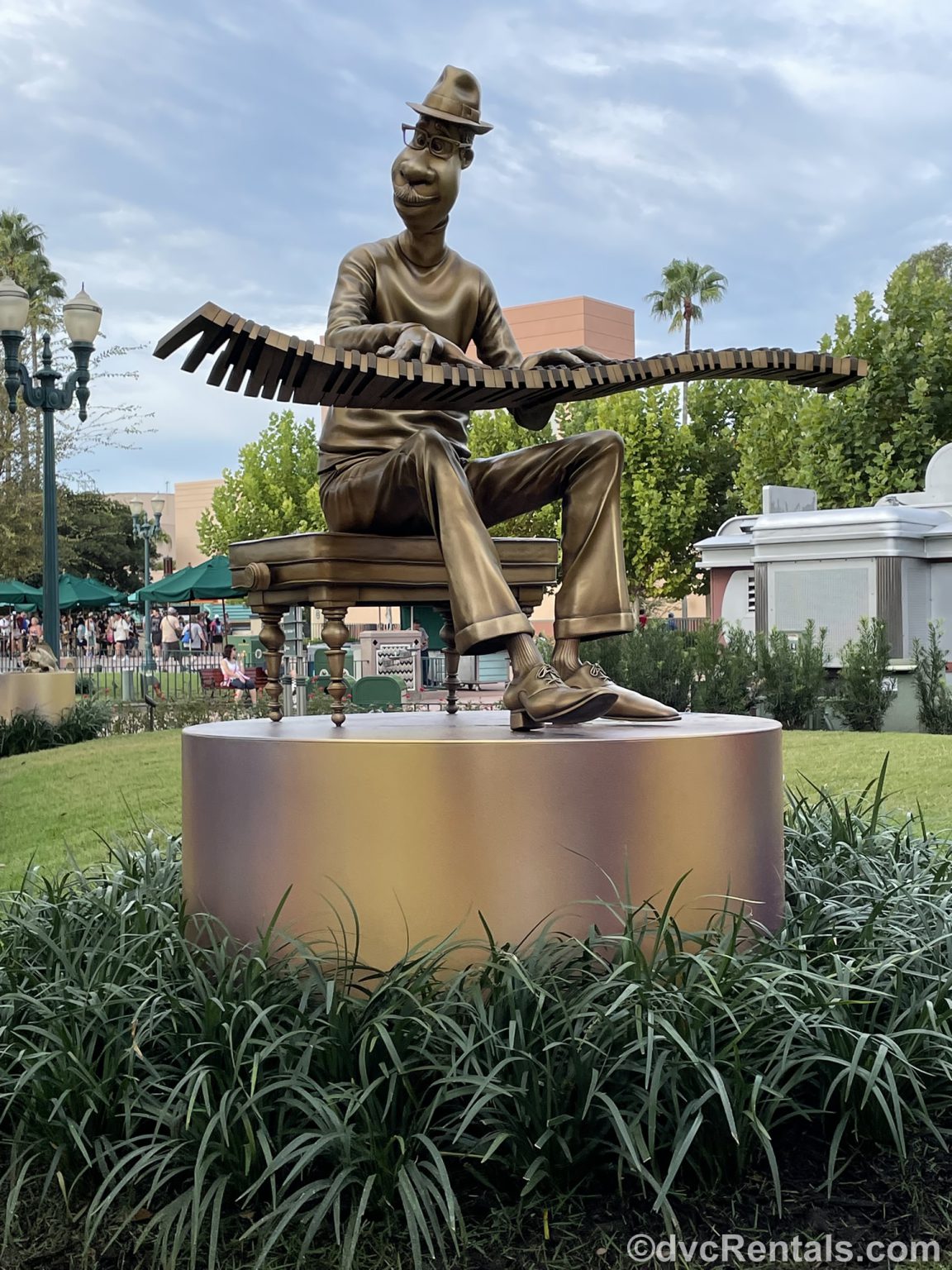 Gold Statues at Walt Disney World – A Treasure Hunt!
